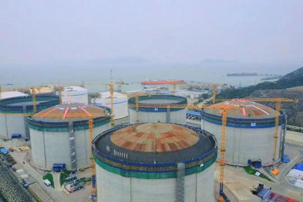 中石化十建公司高效完成27万立方米LNG储罐升顶-新华网山东频道